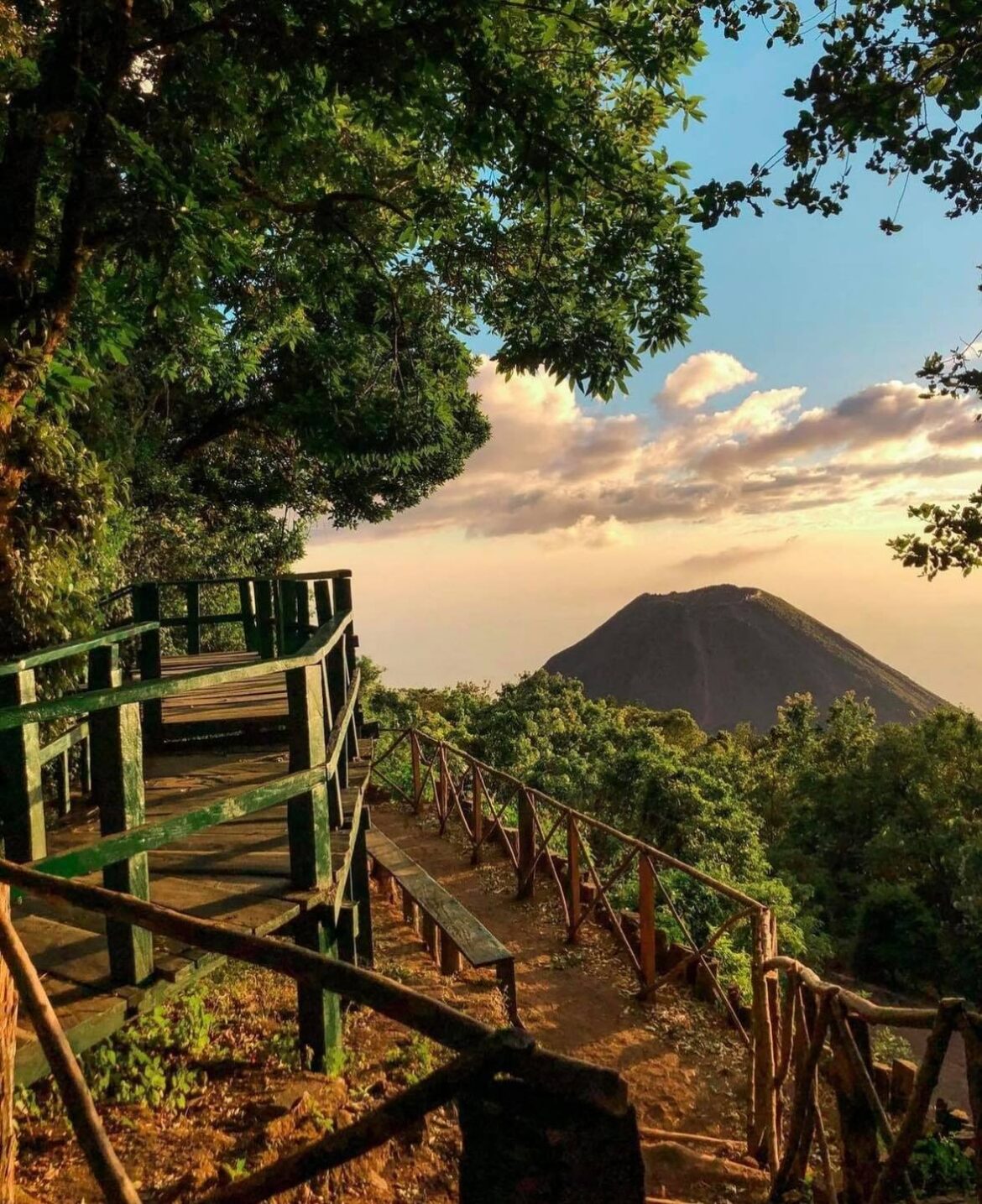 Volcán de Izalco: Volcanes de El Salvador y su ubicación, el Faro del ...